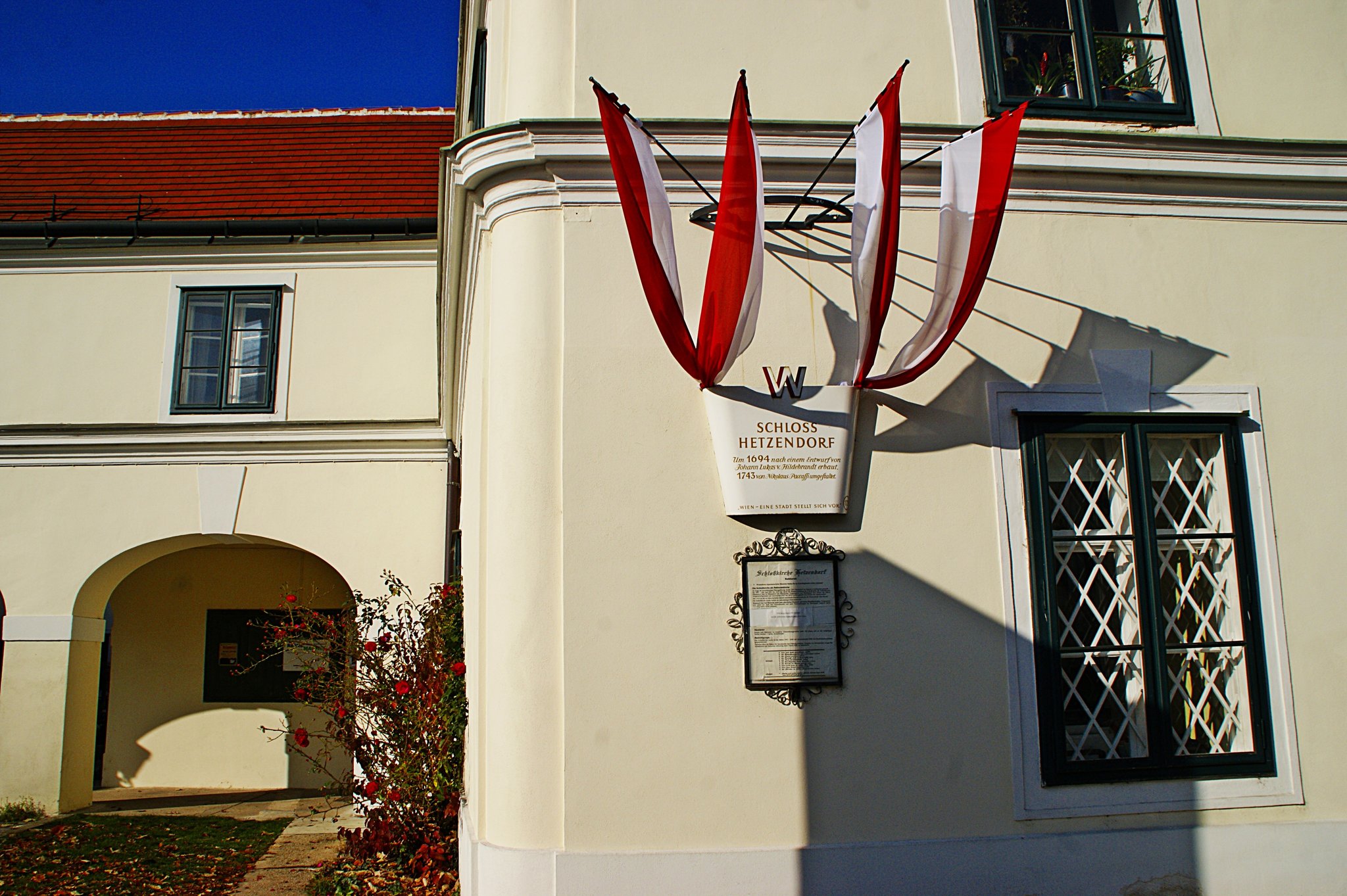 Ein Rundgang in der Ehrenhofseite vom Schloss Hetzendorf - Meidling