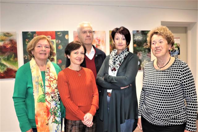 Ein roter Ball und ein offenes Gartentor verbinden die Welt - Graz-Umgebung