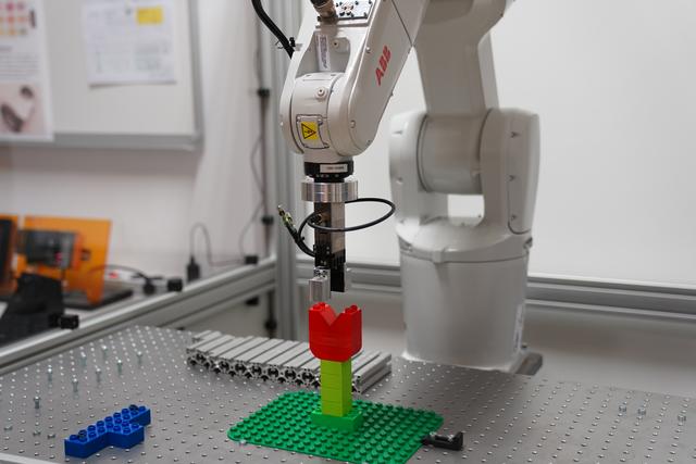Fachhochschule Wiener Neustadt eröffnet neues Robotik-Labor - Wiener ...