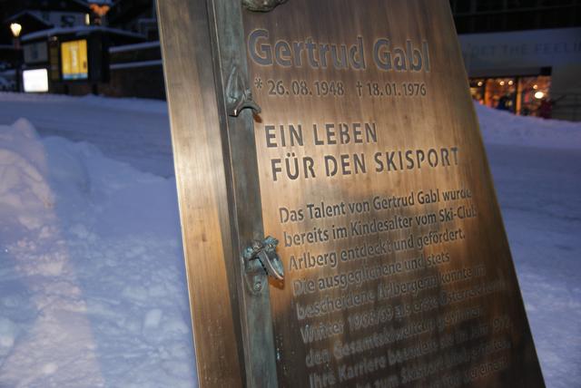 Skisportlerin gewürdigt: Denkmal für Gertrud Gabl in St. Anton am ...
