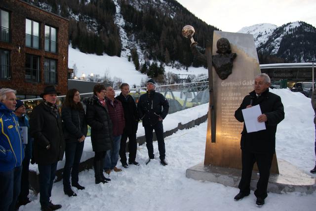 Skisportlerin gewürdigt: Denkmal für Gertrud Gabl in St. Anton am ...