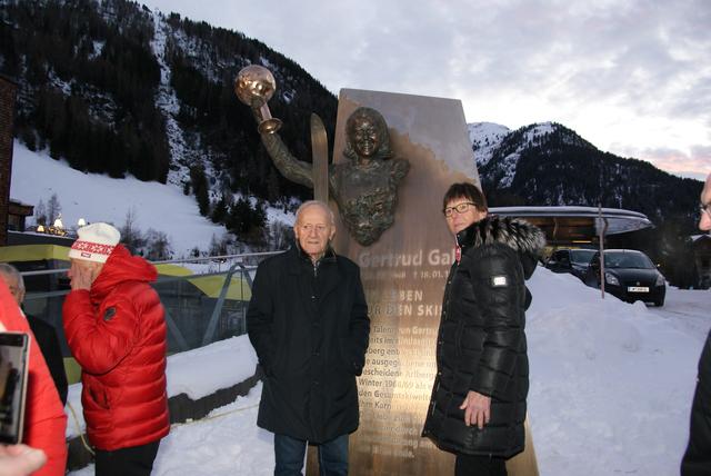 Skisportlerin gewürdigt: Denkmal für Gertrud Gabl in St. Anton am ...