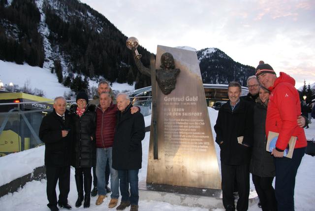 Skisportlerin gewürdigt: Denkmal für Gertrud Gabl in St. Anton am ...