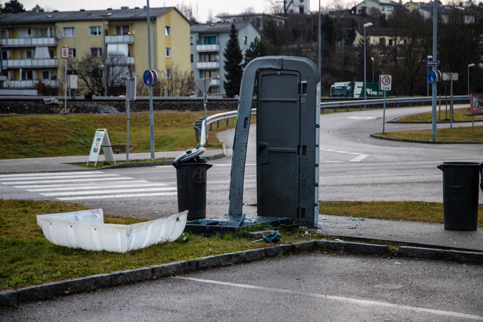 Wc Komplett Zerstört Mobile Toilette Von Unbekannten Tätern Gesprengt Perg