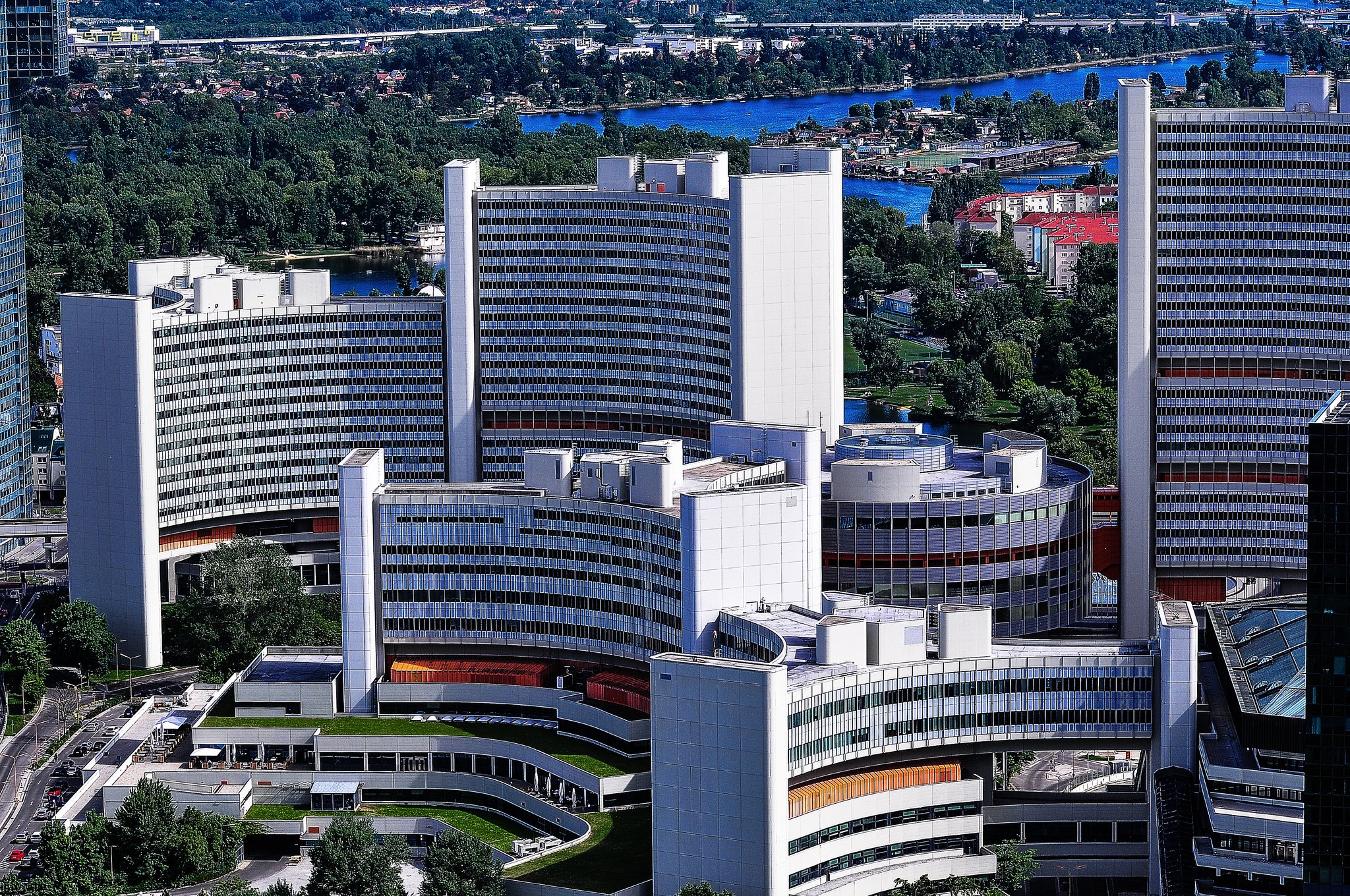 ..die Stadt...: der vielen Fenster.... - Schwechat