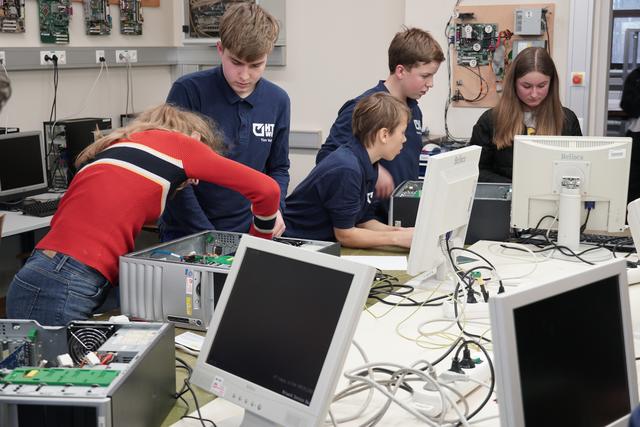 HTL Weiz: E-Go-Kart, Roboter und mehr am Tag der offenen Tür - Weiz