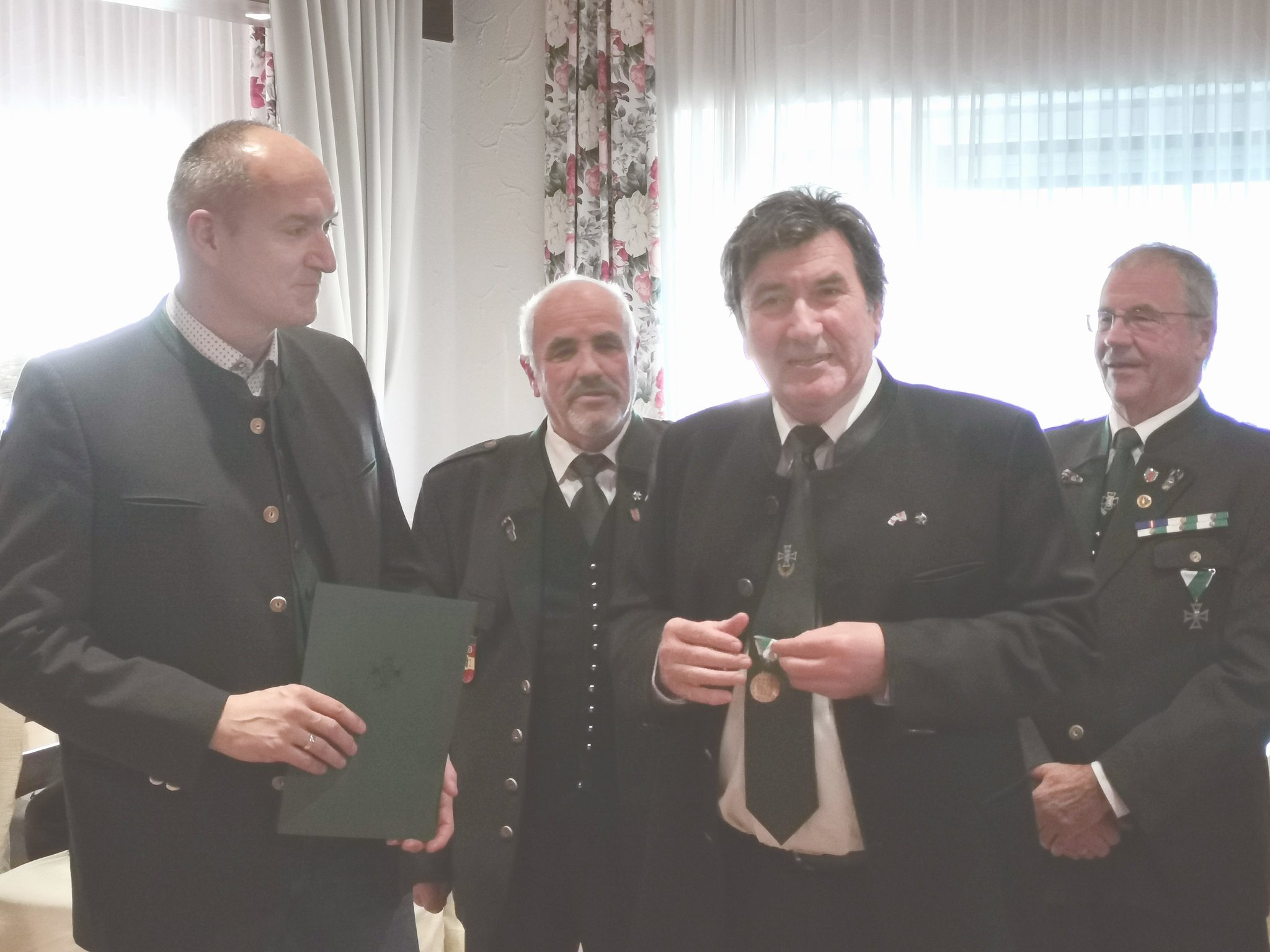 25-Jahre-Medaille an Kurt Steinbauer: Gratulation an einen ...