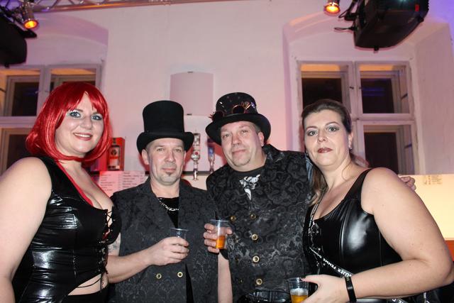 Lack- und Lederball in Leiben: Mit Lack überzogen und glänzend ...