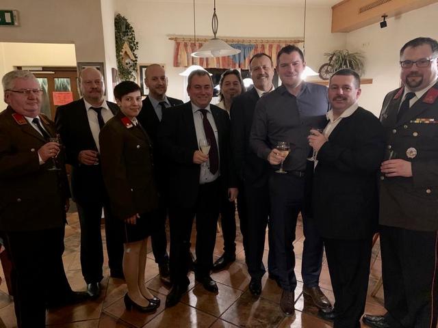 Am Vorwahlabend wurde noch getanzt: Feuerwehrball in Föhrenau - Wiener ...