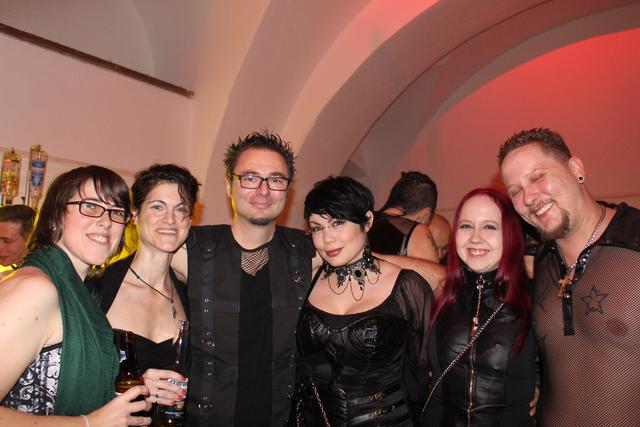 Lack- und Lederball in Leiben: Mit Lack überzogen und glänzend ...