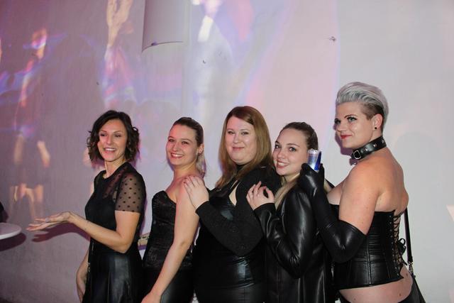 Lack- und Lederball in Leiben: Mit Lack überzogen und glänzend ...