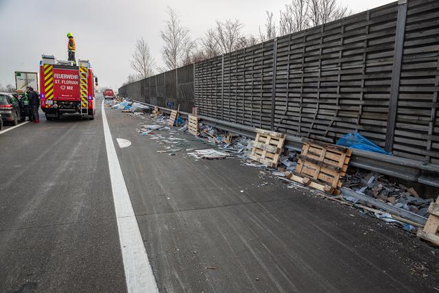 Unfall auf A1: Schwerer Lkw-Unfall zwischen Abfahrt Asten und Ansfelden ...