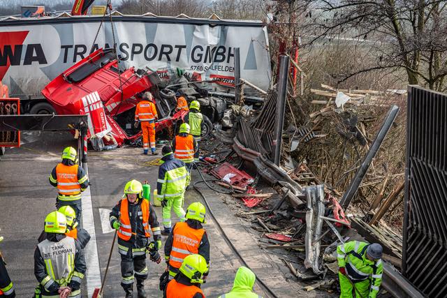 Unfall auf A1: Schwerer Lkw-Unfall zwischen Abfahrt Asten und Ansfelden ...