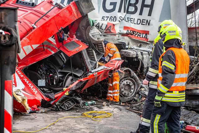 Unfall auf A1: Schwerer Lkw-Unfall zwischen Abfahrt Asten und Ansfelden ...