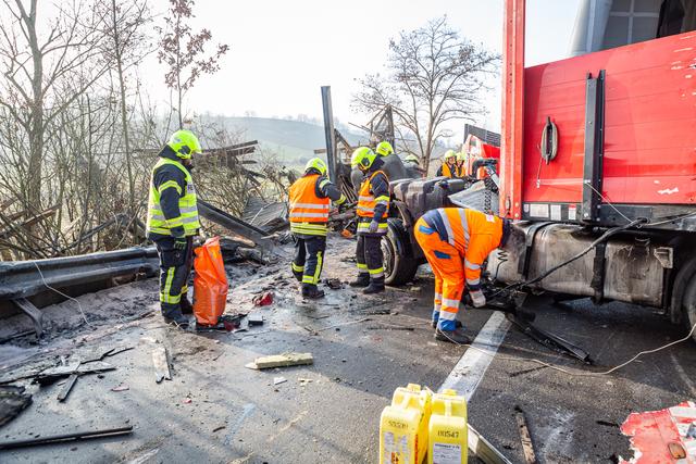 Unfall auf A1: Schwerer Lkw-Unfall zwischen Abfahrt Asten und Ansfelden ...