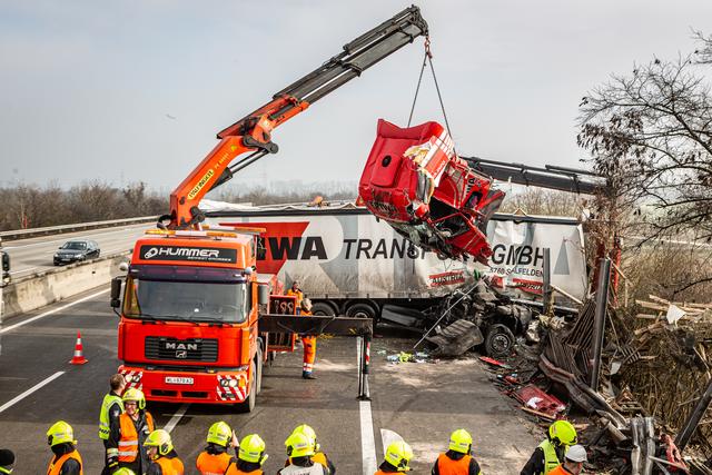 Unfall auf A1: Schwerer Lkw-Unfall zwischen Abfahrt Asten und Ansfelden ...