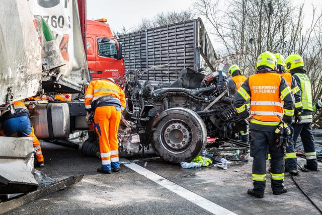 Unfall auf A1: Schwerer Lkw-Unfall zwischen Abfahrt Asten und Ansfelden ...