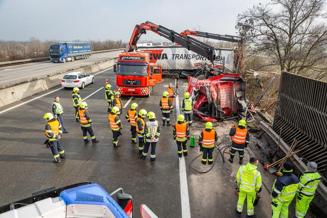 Unfall auf A1: Schwerer Lkw-Unfall zwischen Abfahrt Asten und Ansfelden ...