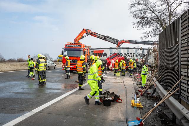 Unfall auf A1: Schwerer Lkw-Unfall zwischen Abfahrt Asten und Ansfelden ...