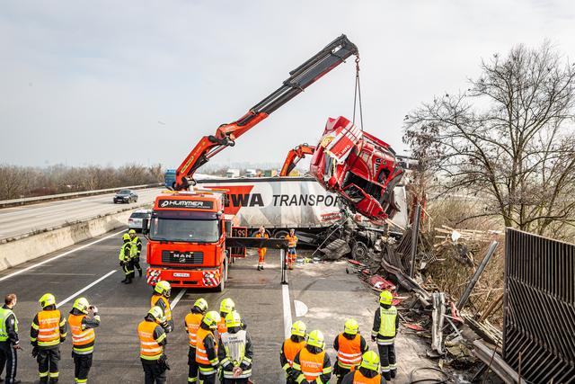 Unfall auf A1: Schwerer Lkw-Unfall zwischen Abfahrt Asten und Ansfelden ...