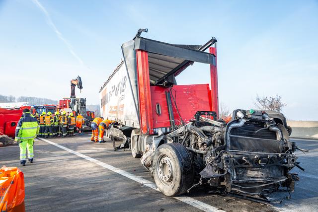 Unfall auf A1: Schwerer Lkw-Unfall zwischen Abfahrt Asten und Ansfelden ...