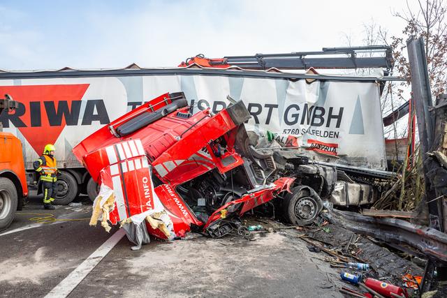 Unfall auf A1: Schwerer Lkw-Unfall zwischen Abfahrt Asten und Ansfelden - Enns