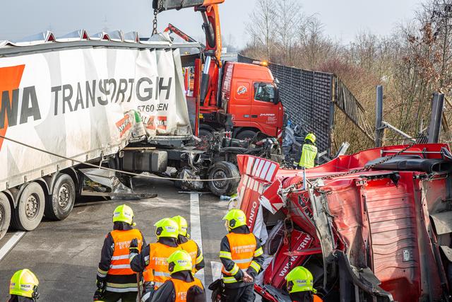 Unfall auf A1: Schwerer Lkw-Unfall zwischen Abfahrt Asten und Ansfelden - Enns