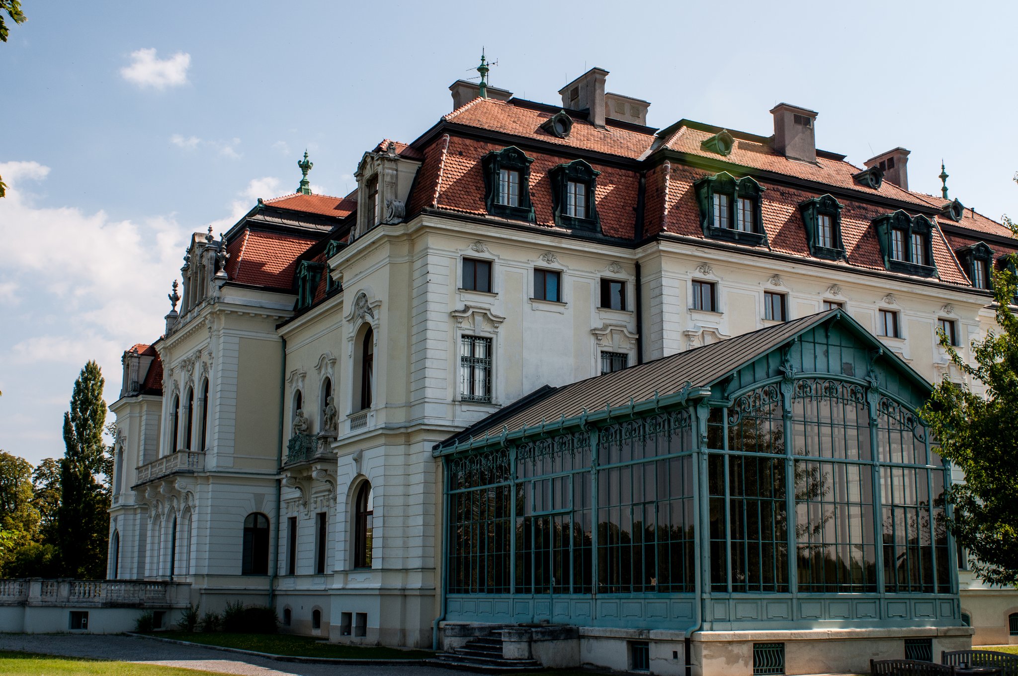 ...ein Bau: mit Geschichte..das "Dreher Schloß in Schwechat.... - Schwechat