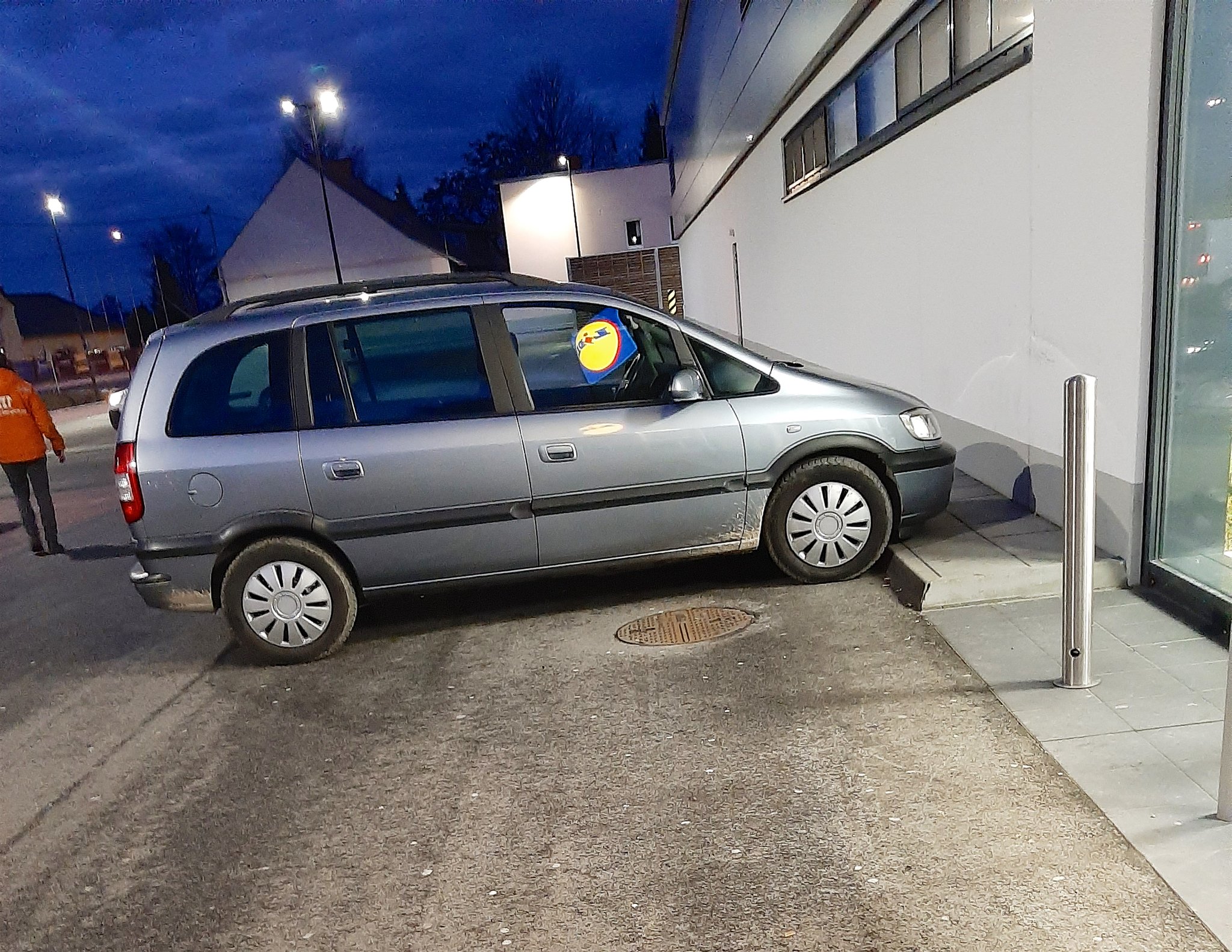 Gloggnitz: Nicht alle Supermarkt-Kunden parken vorbildlich - Neunkirchen