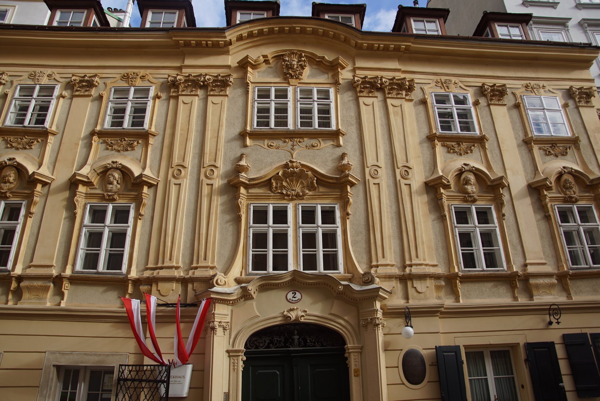 St. Ulrichs Platz: Barock Haus - Liesing
