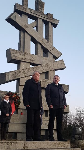 SPÖ-Führungsriege beim Mahnmal "Anhaltelager Wöllersdorf 1934 ...