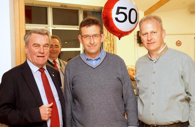 Überraschung: Feuerwehr ließ Mayer zum 50er hochleben - Vöcklabruck