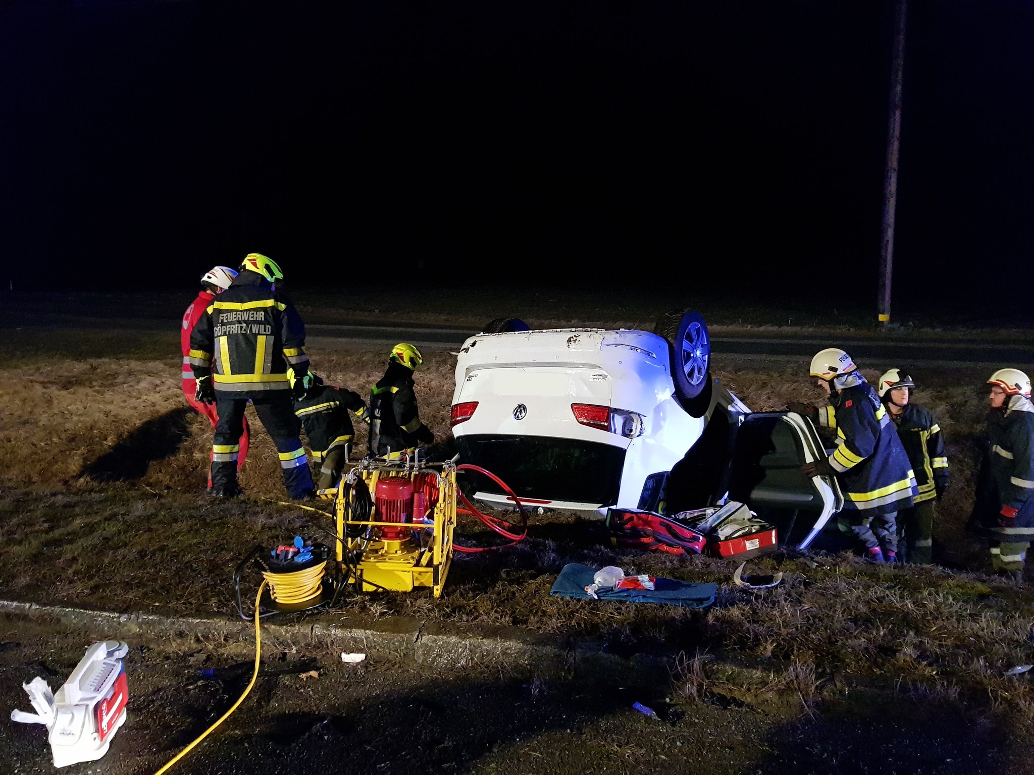 Den Einsatzkräften bot sich auf der LB2 ein Bild der Verwüstung: PKW ...