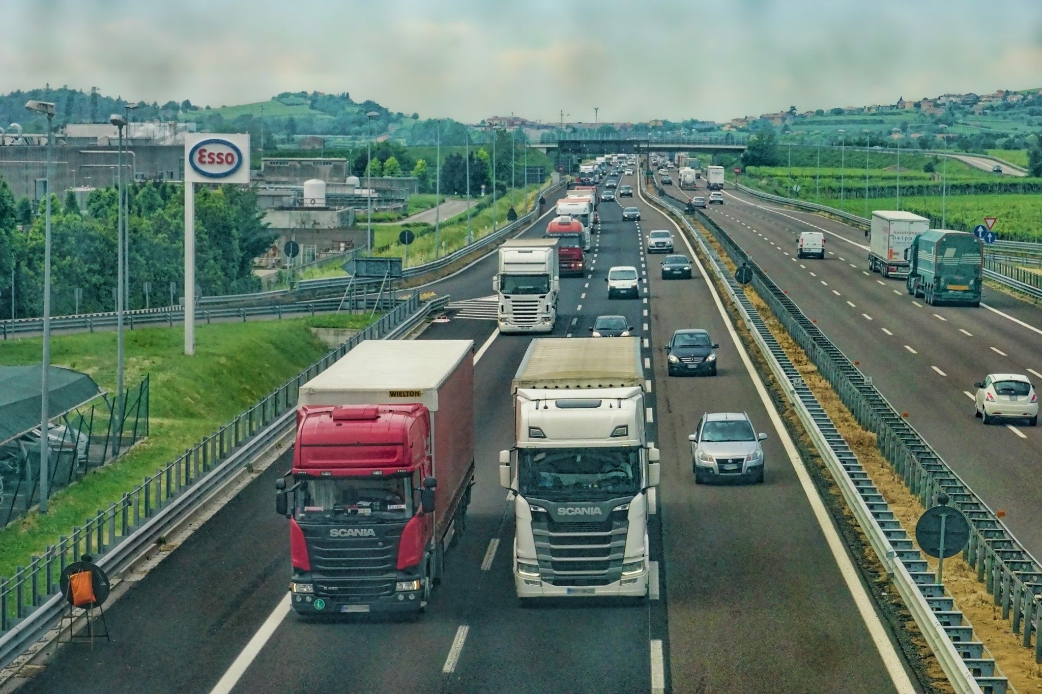 Mehr Überwachung und Tempolimit: Lkw fahren zu schnell: mehr CO2, mehr ...