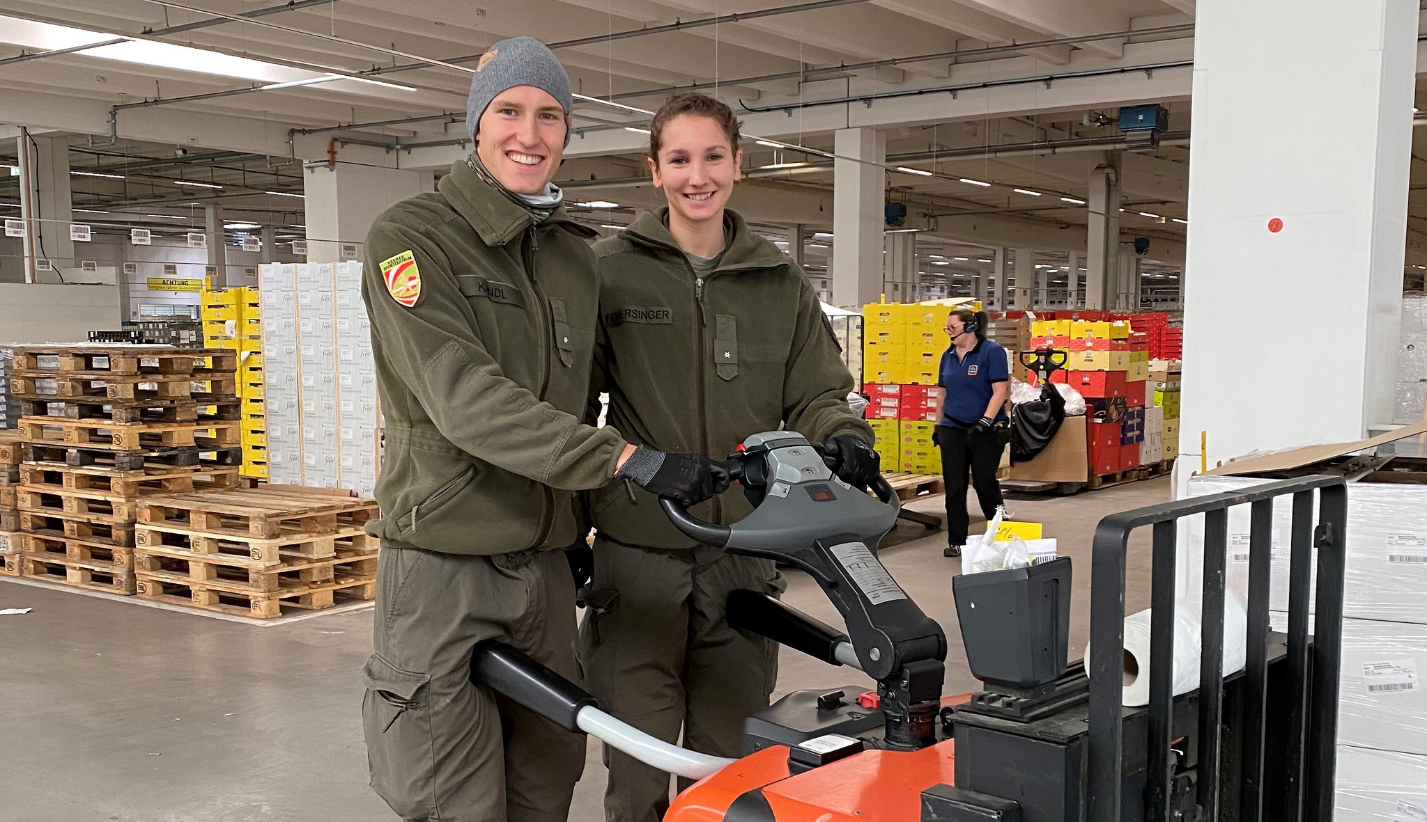 Ungewohntes Bild Uniform anstatt Wettkampfdress: Lagerarbeit anstatt ...