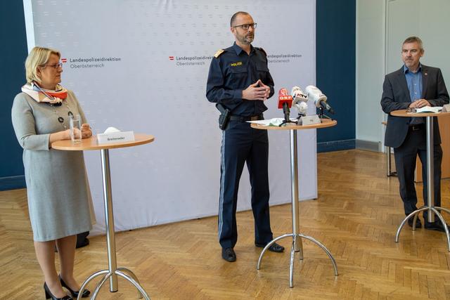 POLIZEI-NEWS: Riesiges Waffenarsenal ausgehoben - Freistadt