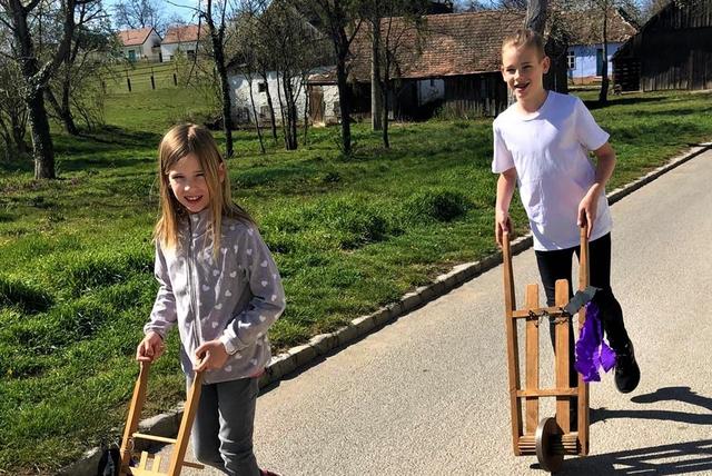 Ostern ohne gemeinsames Ratschen!: Kinder ratschen vor ihren Häusern ...