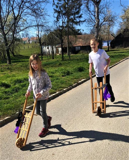 Ostern ohne gemeinsames Ratschen!: Kinder ratschen vor ihren Häusern ...