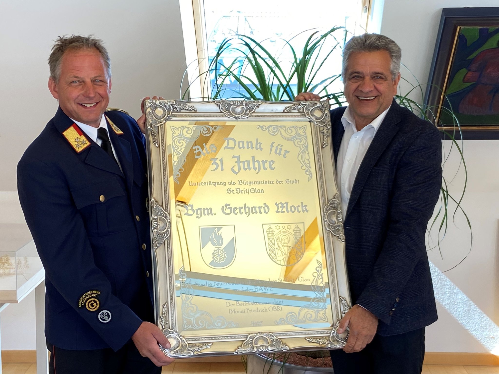 Präsent zum Abschied: Feuerwehr des Bezirkes dankte Gerhard Mock - St. Veit