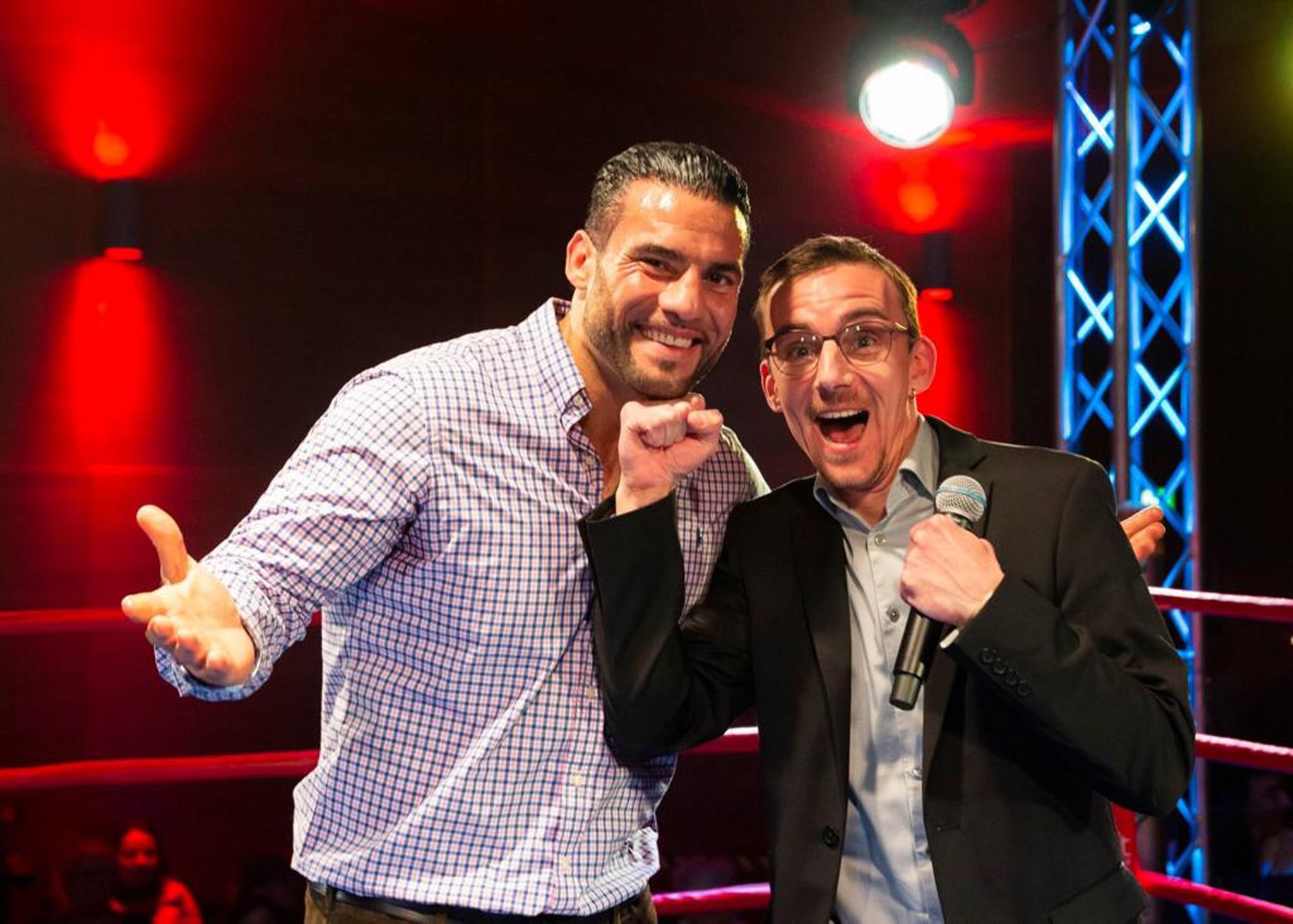 Der bekannte Moderator Alex Hager muss als gefragter Stadionsprecher ...