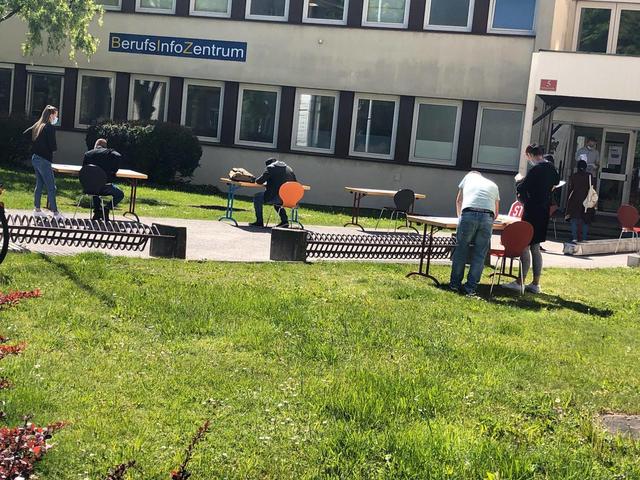 Sicherheitsabstand: AMS-Behördengang im Freien - Innsbruck