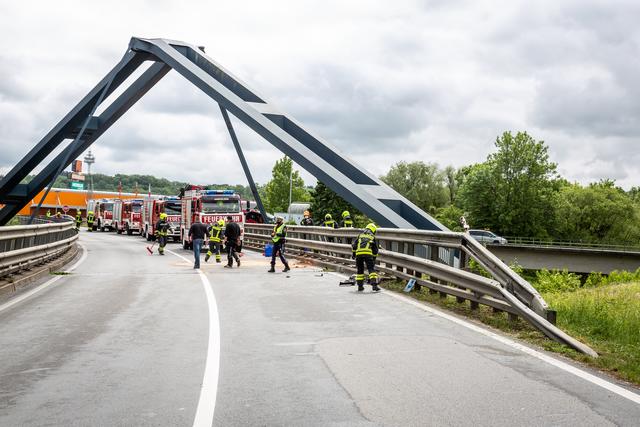 Ansfelden: Nach Unfall auf Brücke in Schräglage zum Stillstand gekommen ...