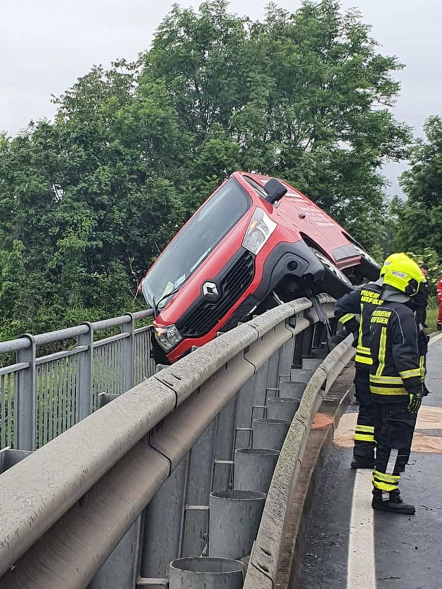 Ansfelden: Nach Unfall auf Brücke in Schräglage zum Stillstand gekommen ...