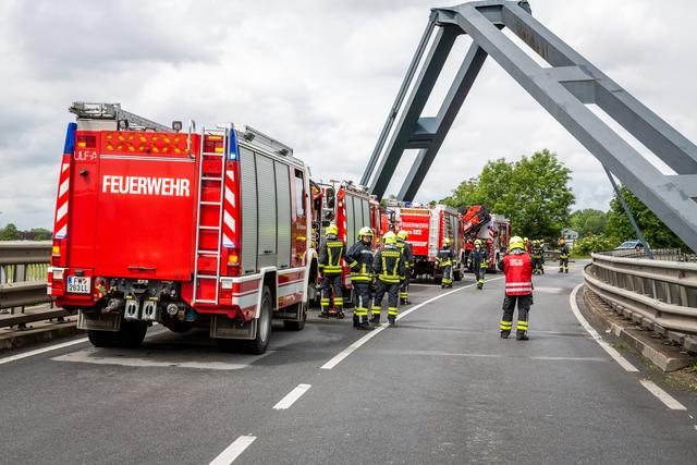 Ansfelden: Nach Unfall auf Brücke in Schräglage zum Stillstand gekommen ...