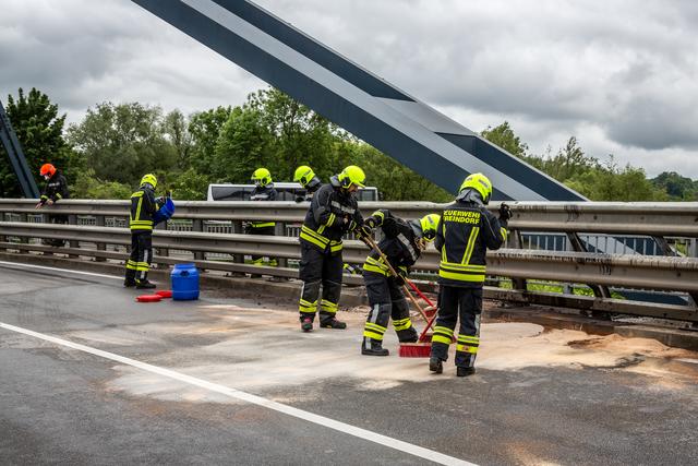 Ansfelden: Nach Unfall auf Brücke in Schräglage zum Stillstand gekommen ...