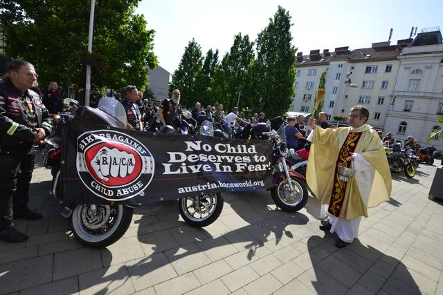 Wiener Motorrad-Weihe in Simmering durch Pater Jan Soroka - Simmering