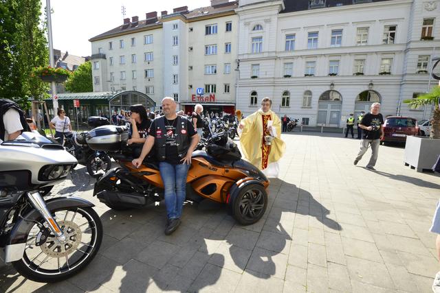 Wiener Motorrad-Weihe in Simmering durch Pater Jan Soroka - Simmering