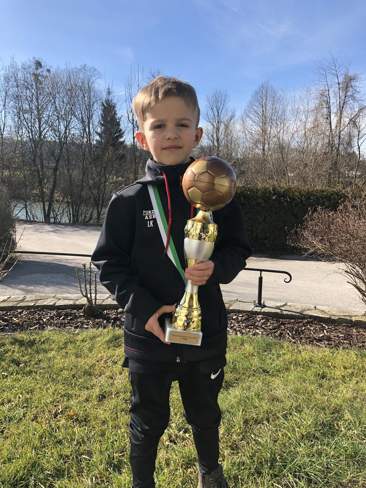 Pettenbacher im LASK Nachwuchs: Pettenbacher "Luca“ kickt für den LASK ...