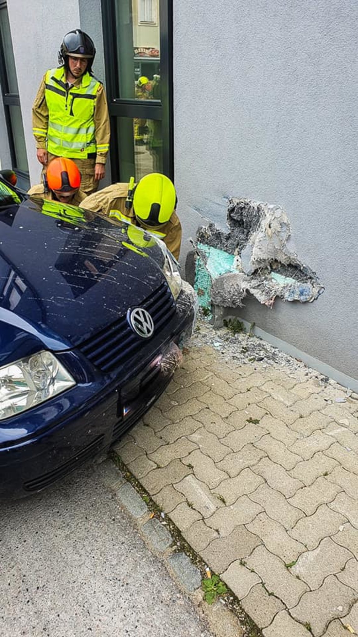 Verkehrsunfall: Auto kracht gegen Hausmauer - Mistelbach