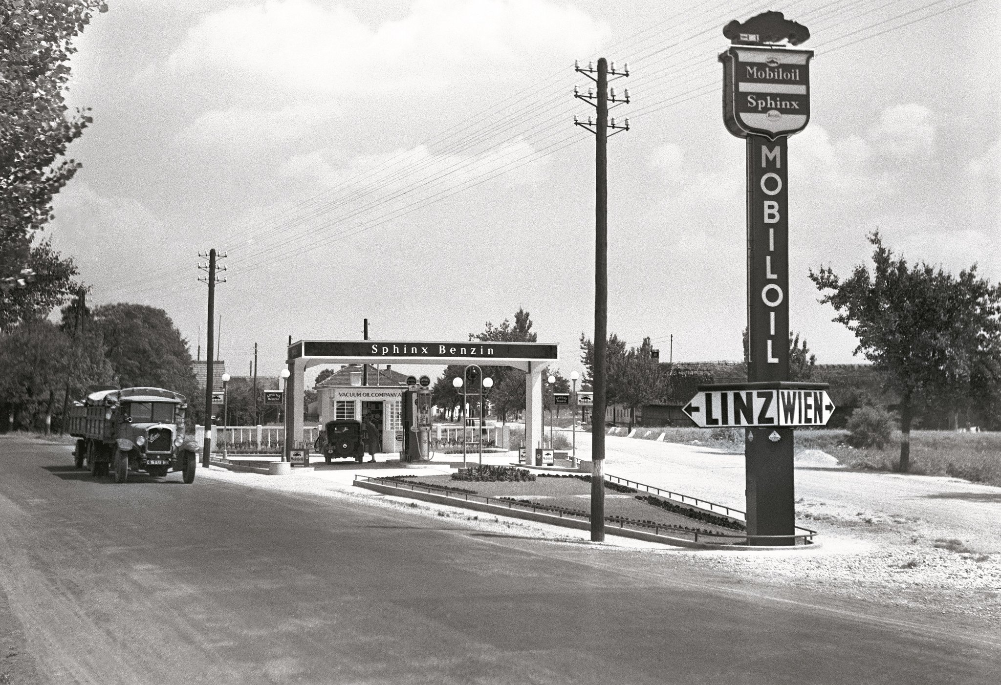 Archiv der Stadt Linz: Damals 1934: Die Tankstelle „Sphinx Benzin“ - Linz